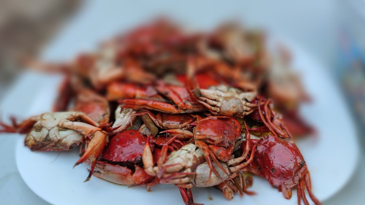 Catching Crabs "Kasag" Mangrove Night-time + Cooked in Butter - YouTube