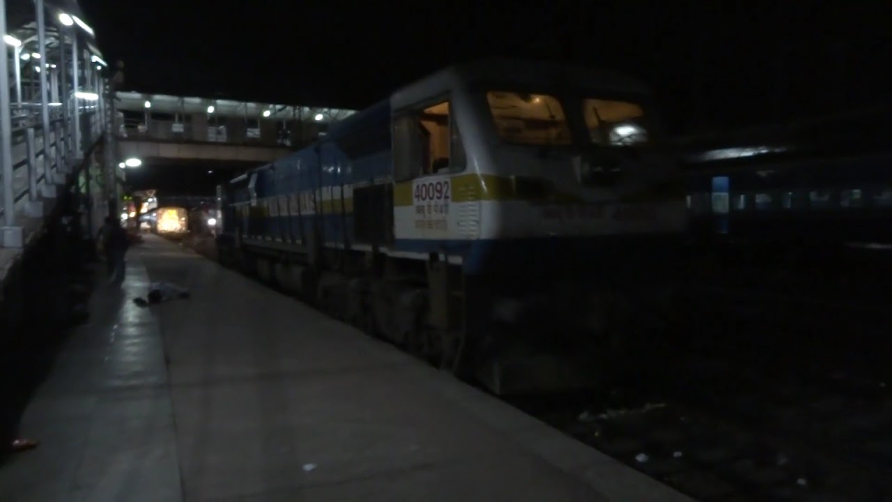 Ratlam Junction - BGKT WDP-4D # 400092 reversing at Ratlam Junction ...
