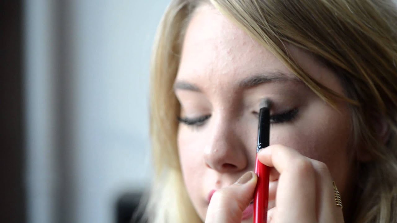 Beauty How To: The Cat Eye Made Simple - YouTube