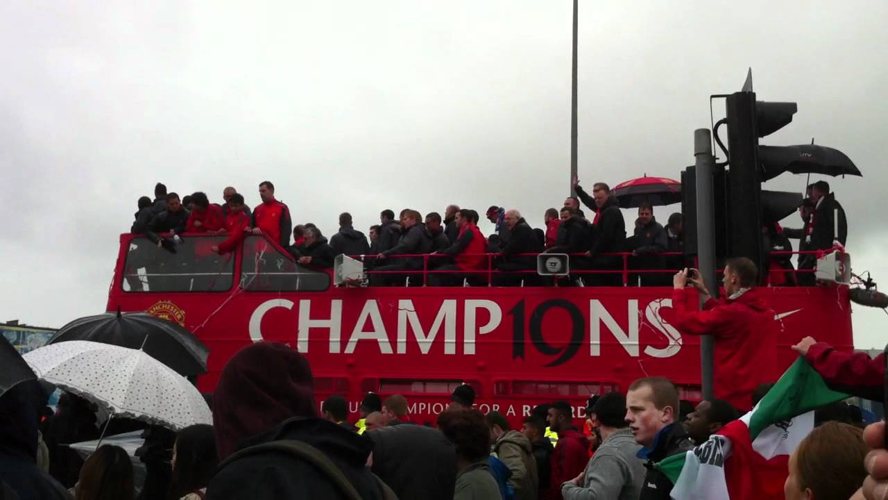 Manchester United Parade Bus 2011 - YouTube