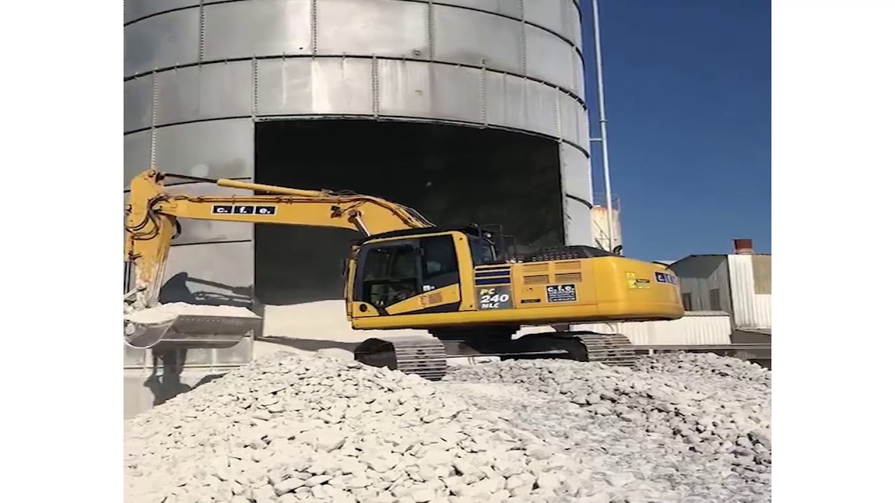 Pelle sur chenilles KOMATSU PC 240 - Matériel CFE Location - YouTube