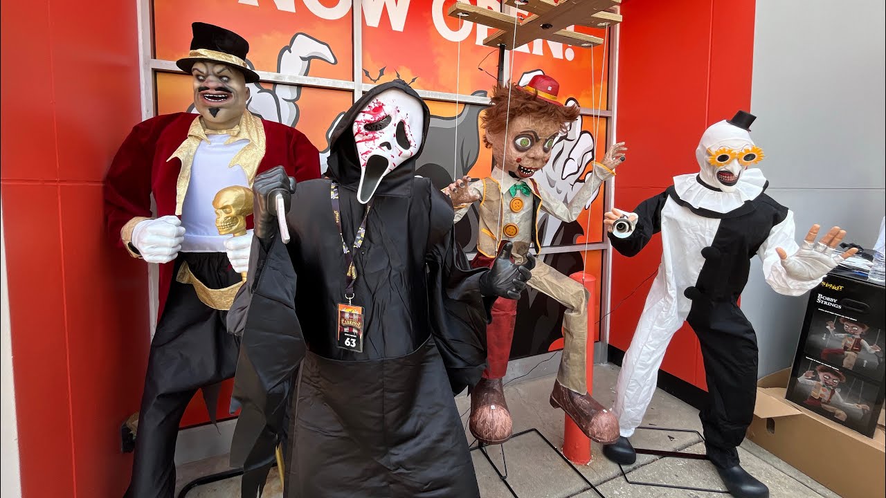 ANIMATRONICS SET UP OUTSIDE SPIRIT HALLOWEEN FLAGSHIP!🎃 - YouTube