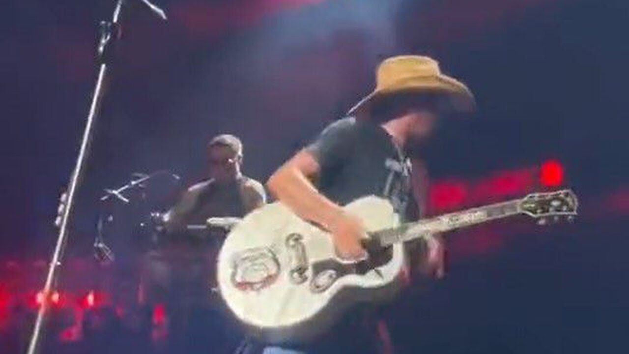 WATCH: Jason Aldean runs off stage mid-show due to heatstroke - YouTube