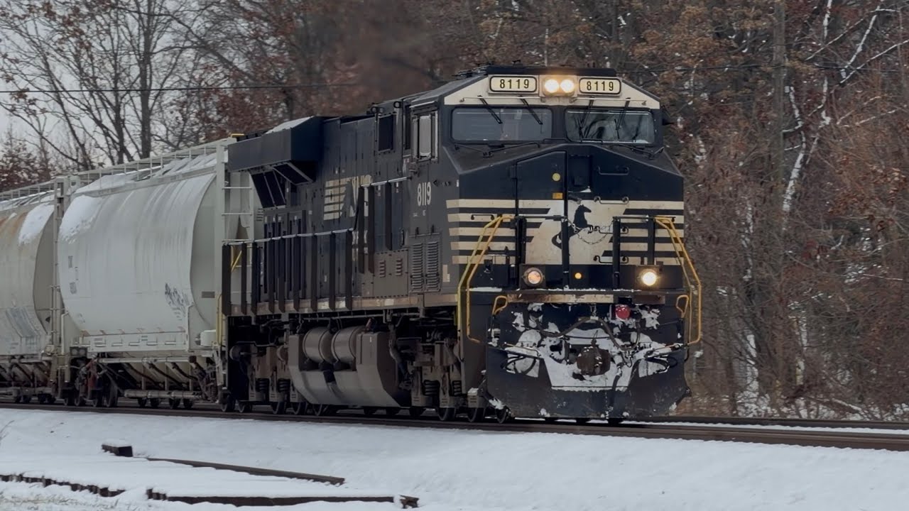 3 trains in the snow at Romulus MI along the Chicago sub (11/30/25 ...