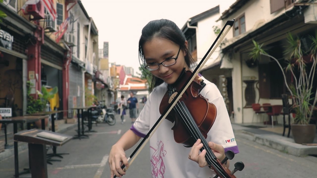 Street Violin at Jonker Street, Melaka ft Lim Cherlyn - YouTube