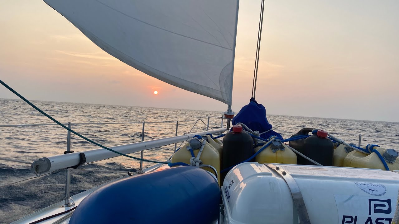 Segeln dem Sonnenuntergang entgegen ! SY Vixen Adam Kus - YouTube