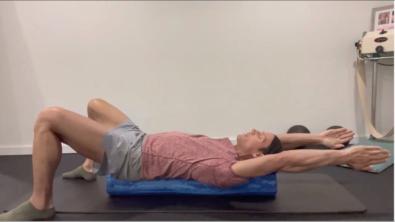 Shoulder Flexion Mobility On A Foam Roller - YouTube