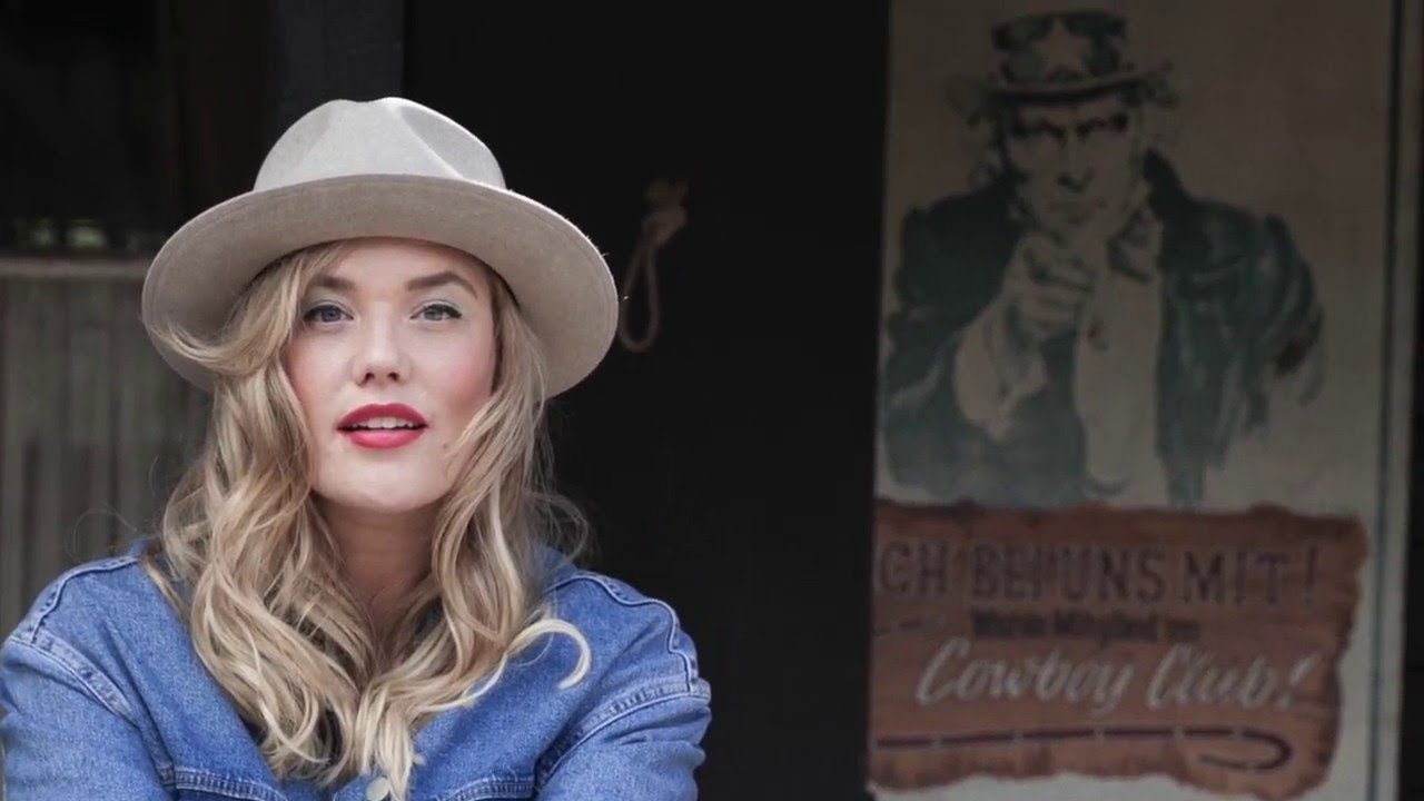 Fine Bauer : Curvy and stylish Model - YouTube