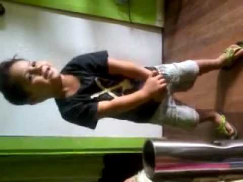 criança de  4 anos dançando funk