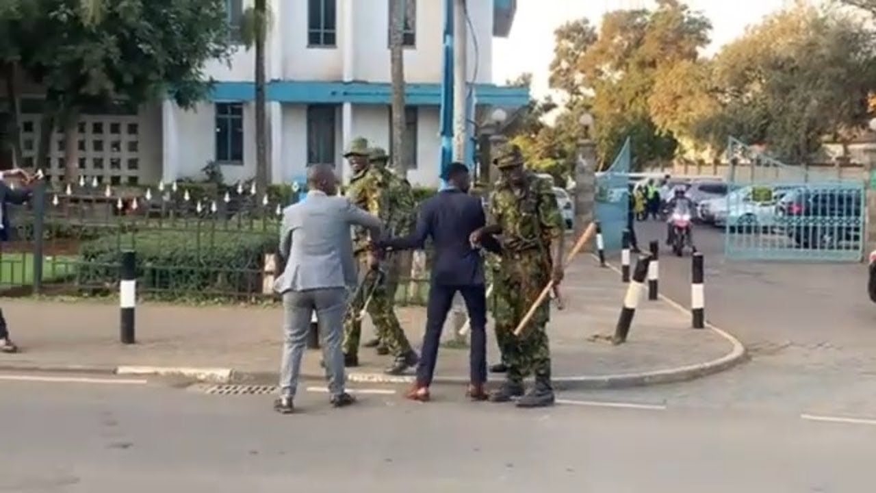 DRAMA AS POLICE CONFRONT FRED OGOLLA OUTSIDE CENTRAL POLICE STATION ...