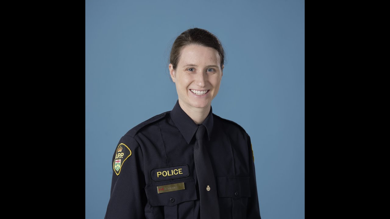 OPP Constable Elana Durtnall receiving the 2023 IODE Ontario Police ...