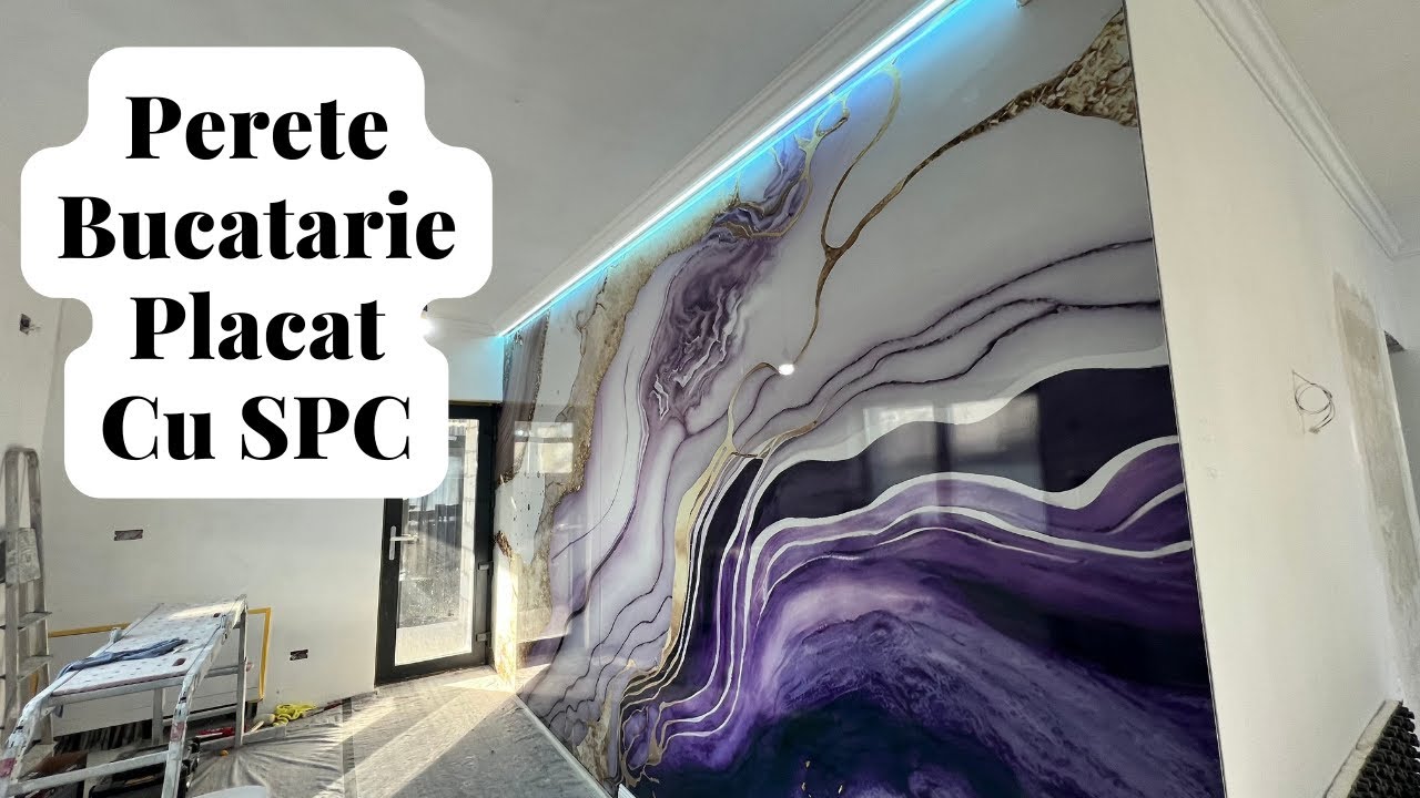 Un perete întreg placat cu panouri decorative SPC. O bucătărie de lux ...