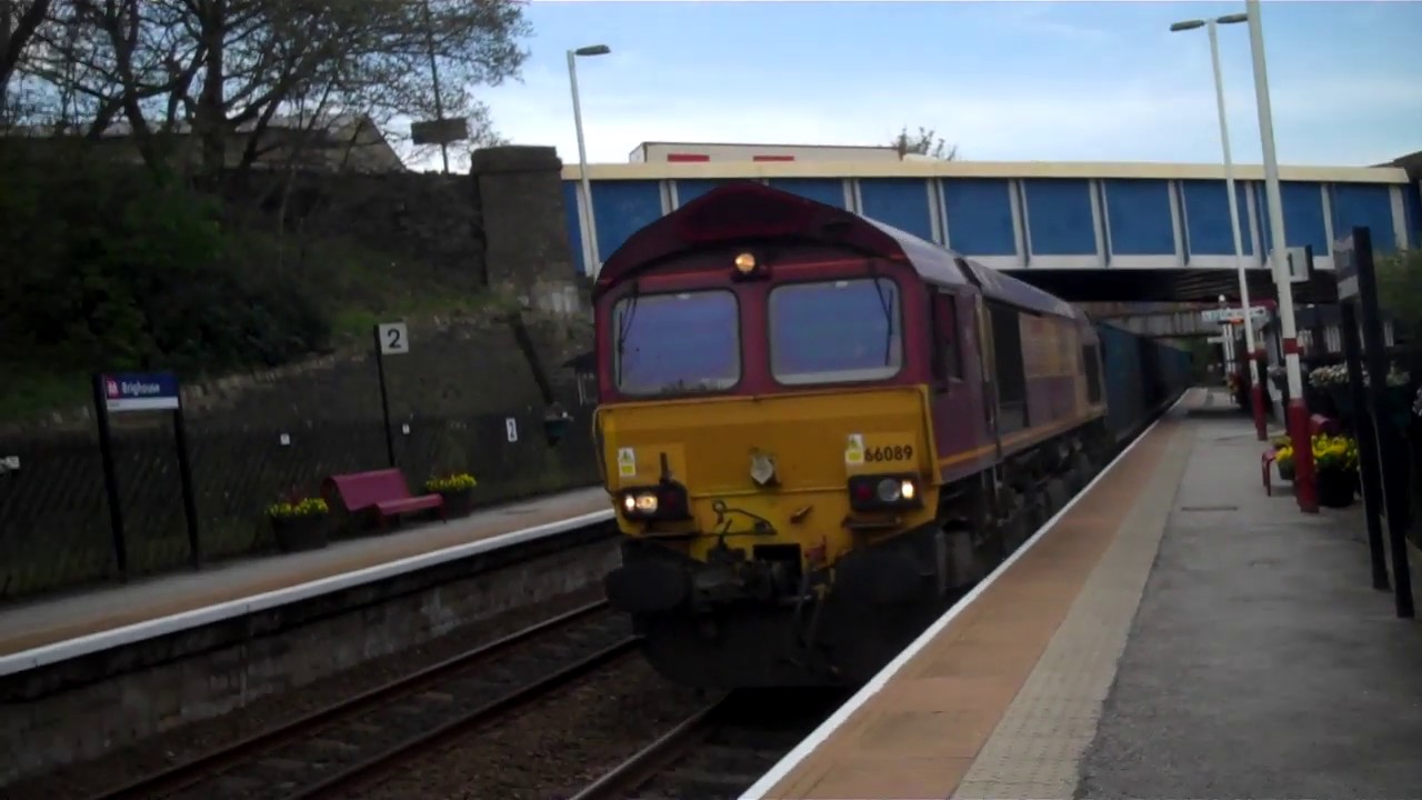 EWS class 66 66089 on household waste duties at Brighouse - YouTube