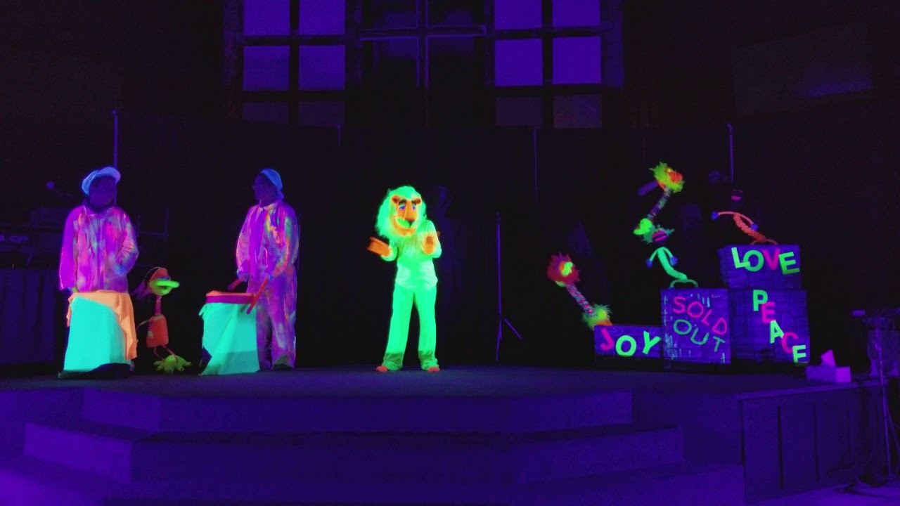 Sold out Hawk Nelson Puppets show - YouTube