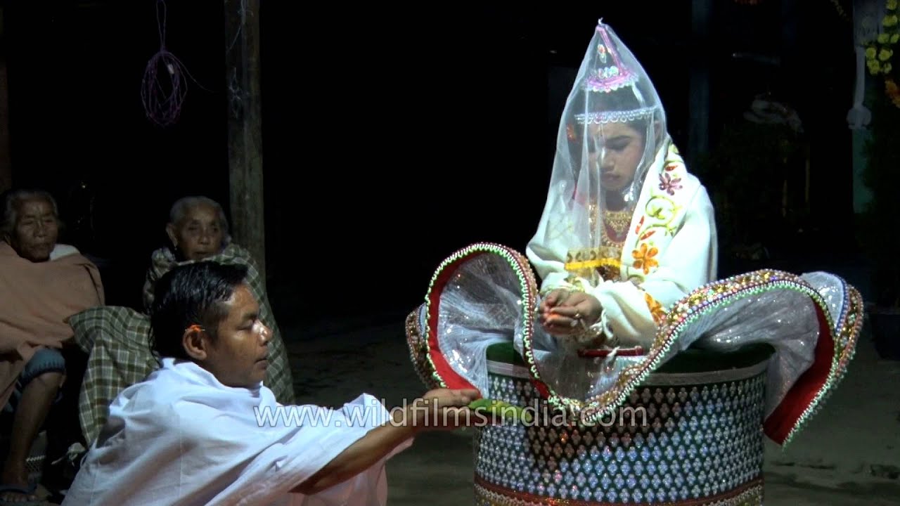 Raas Lila lead dancer performs ritual before dance in Manipur - YouTube