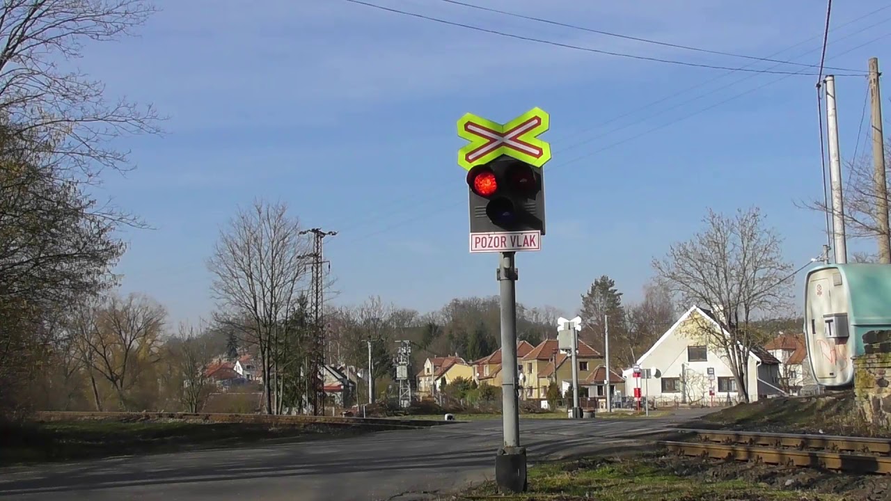 Železniční přejezd - AŽD 71 - Zákolany #1 - 9.2.2020 - YouTube