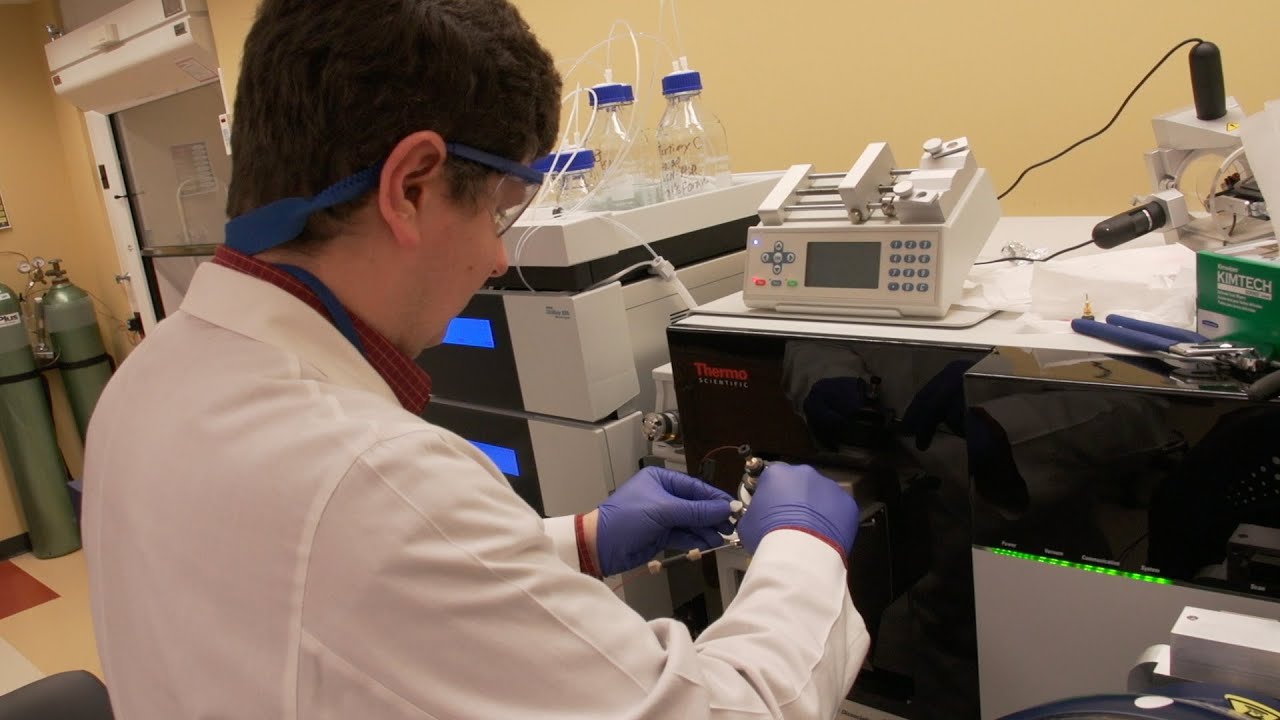 UK Study Finds Potential New Drug Target for Lung Cancer - YouTube