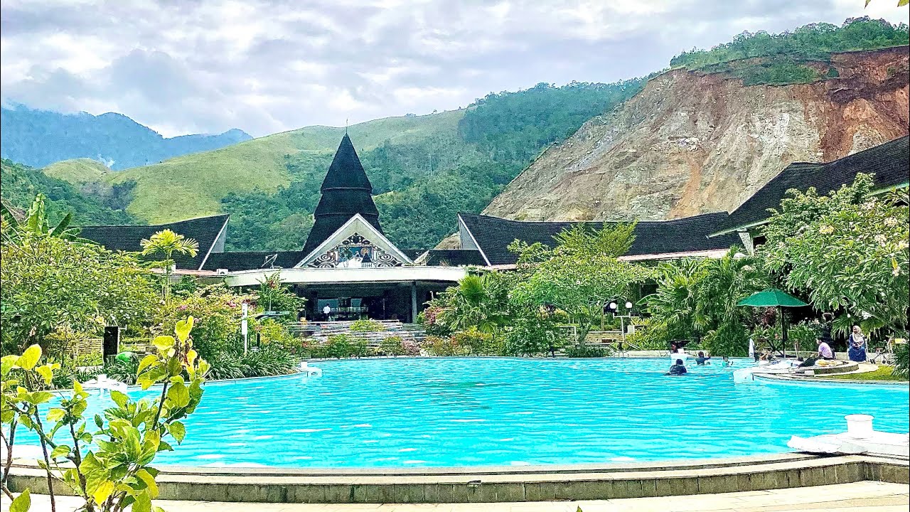Berenang di Kolam Renang Biru || Hotel Suni Lake Sentani - YouTube