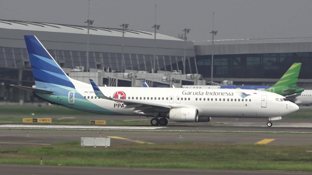 GARUDA INDONESIA Boeing 737-800 (PK-GFR) Take Off At Soekarno-Hatta ...