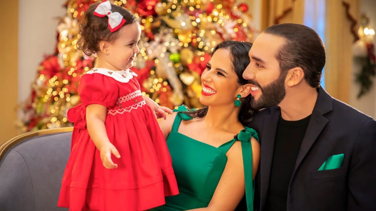 Mensaje navideño del presidente Nayib Bukele y su familia para los ...