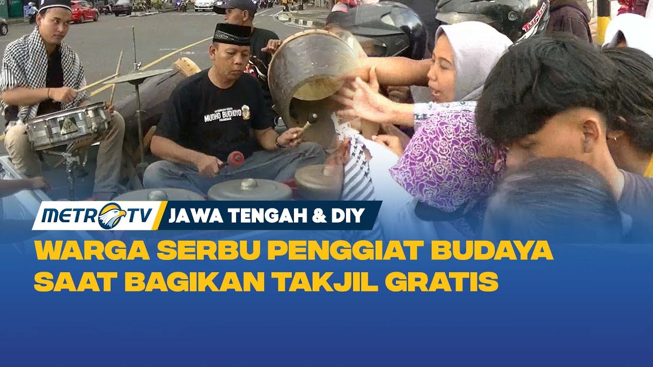 Penggiat Seni Reog Bantul Bagikan Takjil di Pinggir Jalan - YouTube