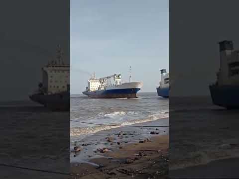 Ship Beaching Full Speed Alang Ship Yard / Ship Breaking Yard Alang ...