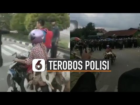 Viral Emak Emak Bawa Bebek Terobos Barikade Polisi Saat Demo - Liputan6.com