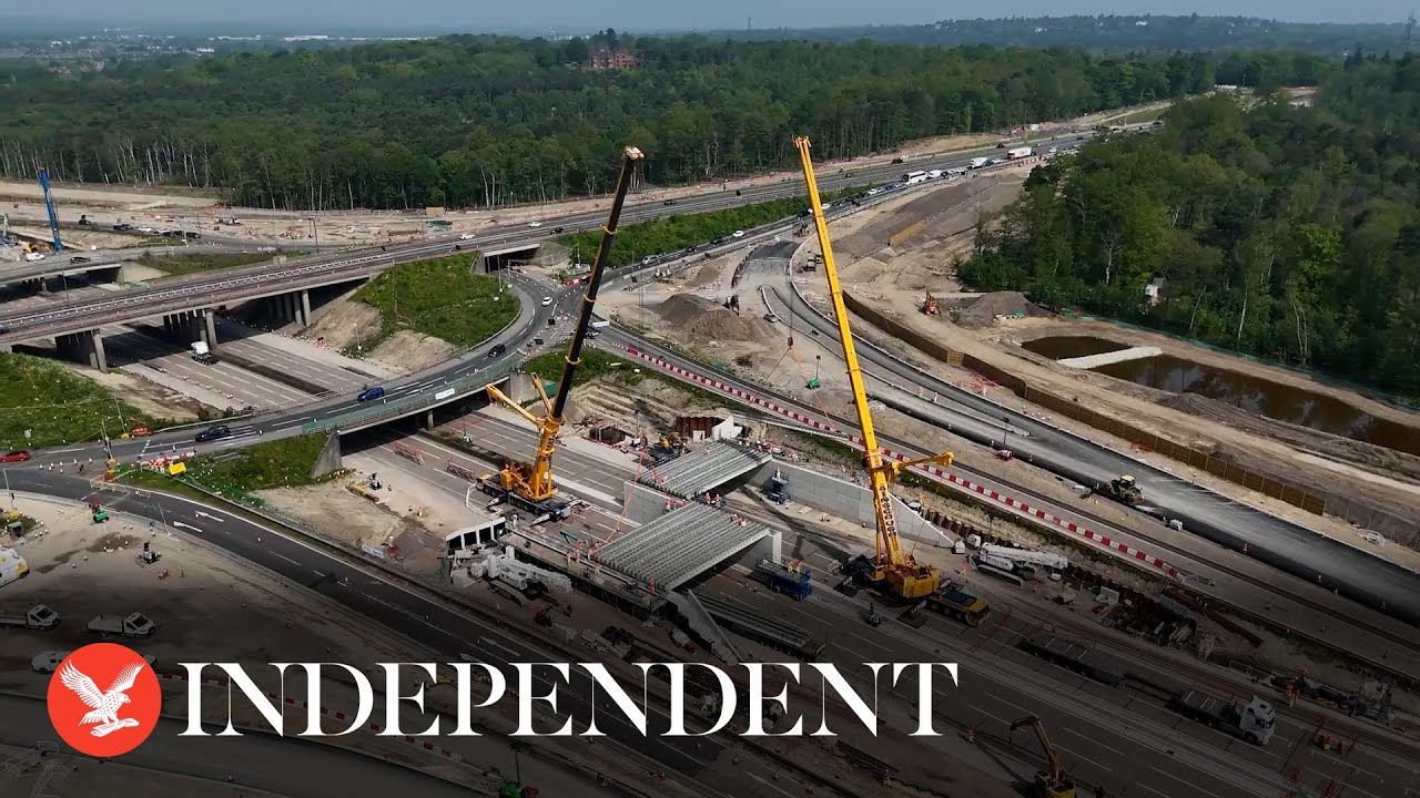 Drone footage of M25 closures as beams for new bridge installed - YouTube