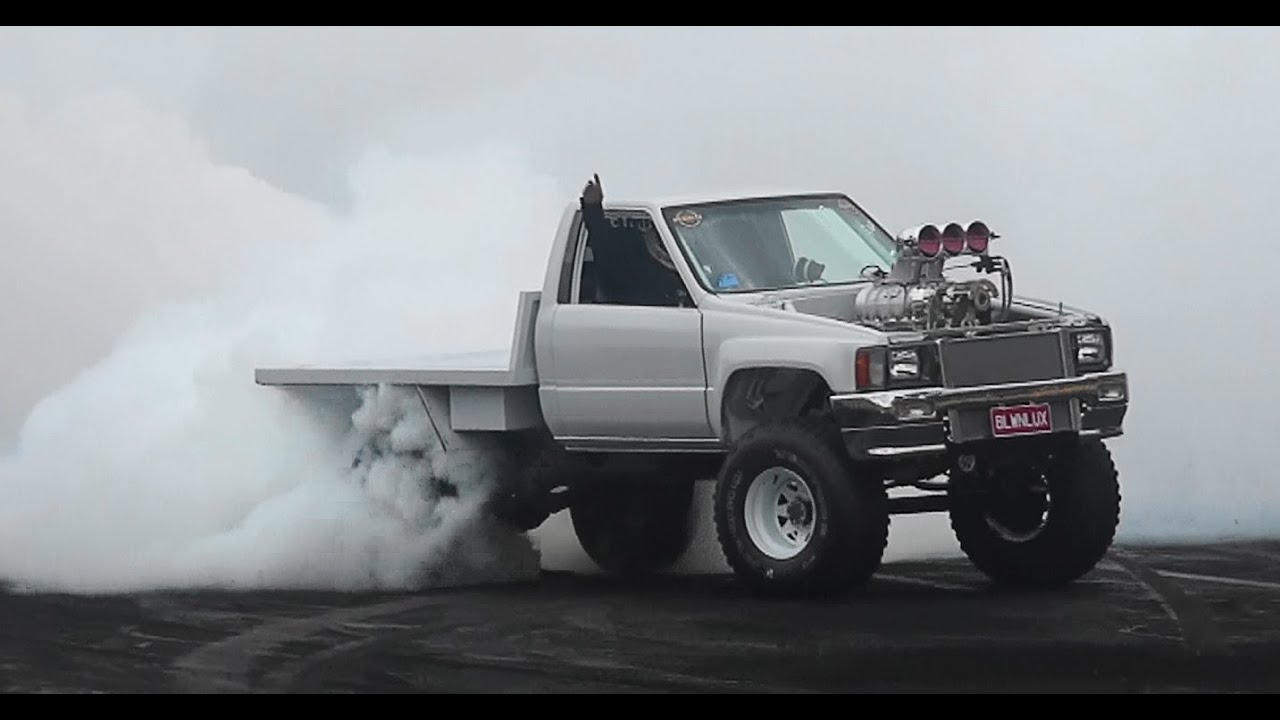 BLWNLUX PUTS ON A SMOKE SHOW AT GOOD FRYDAY BURNOUTS 2016 - YouTube