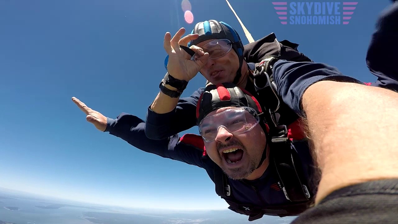 Bradley Cummins's Tandem skydive! - YouTube