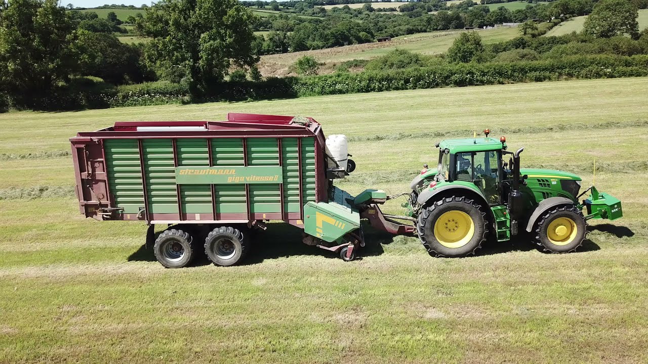 Second cut silage with two Strautmann forage wagons - YouTube