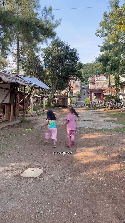 Dua bocil lagi jalan di kejar can macanan emak nya sampai marah - YouTube