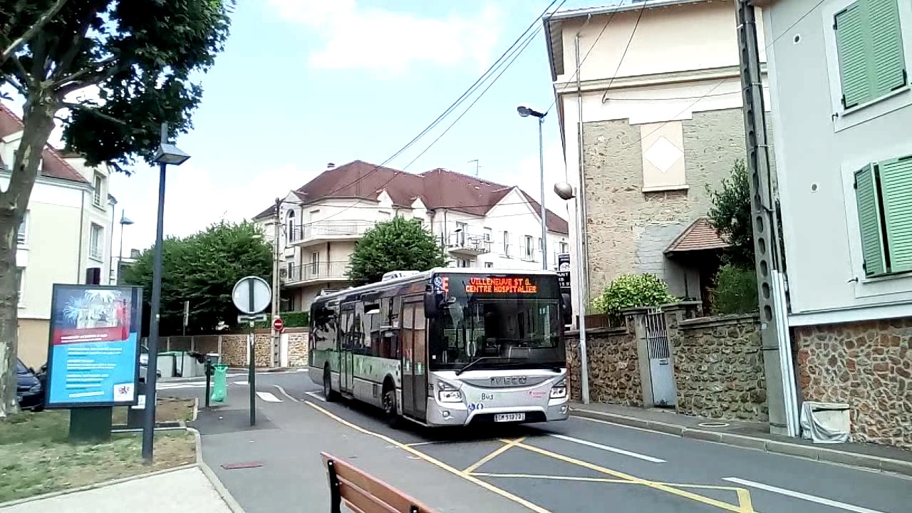 Passage de l'Iveco Urbanway 12 €6 n°576 Transdev VyBus STRAV - YouTube