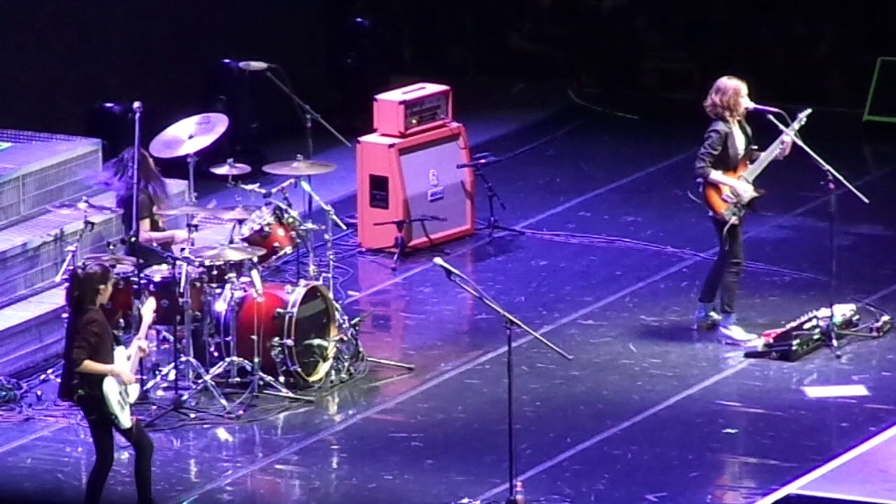 The Warning - Survive (Arena CDMX)Oct. 3/2017 - YouTube