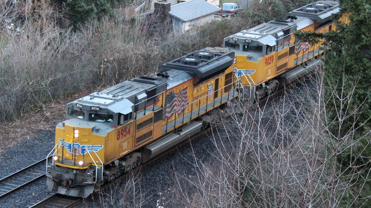 Freight in the Gorge - Trains and Barges through Cascade Locks - YouTube