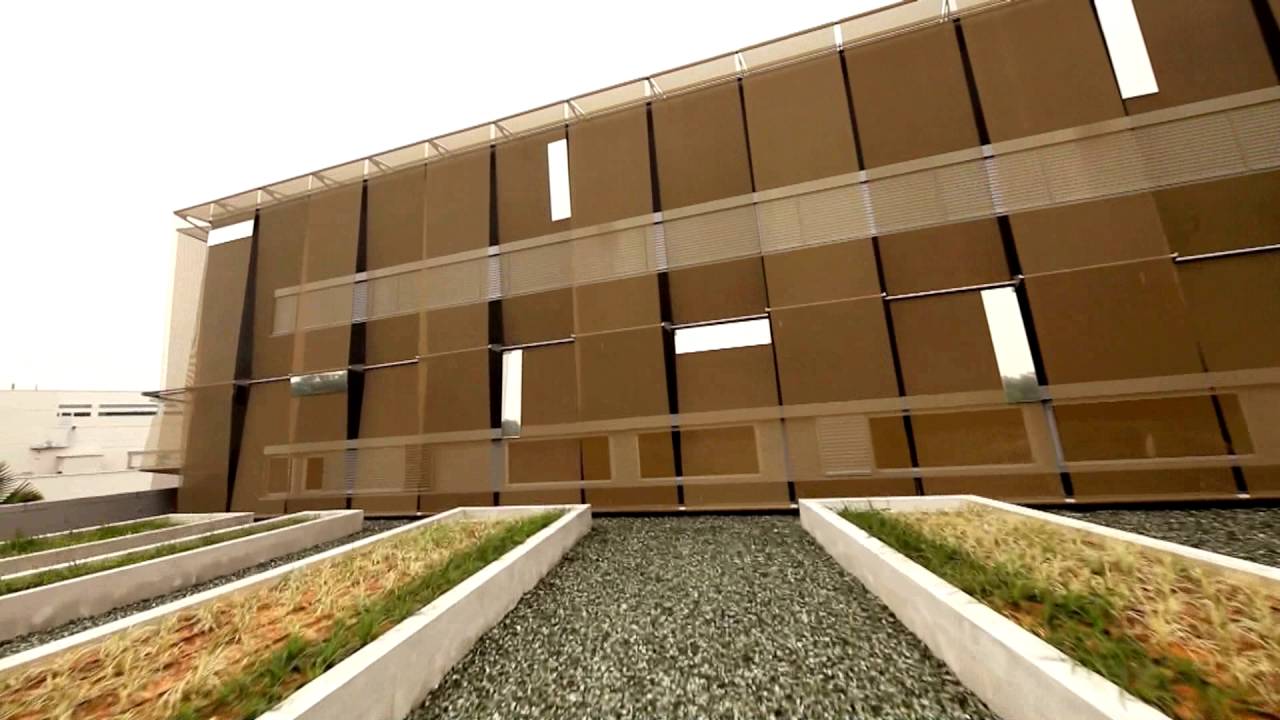 Le Freeport Singapore - YouTube