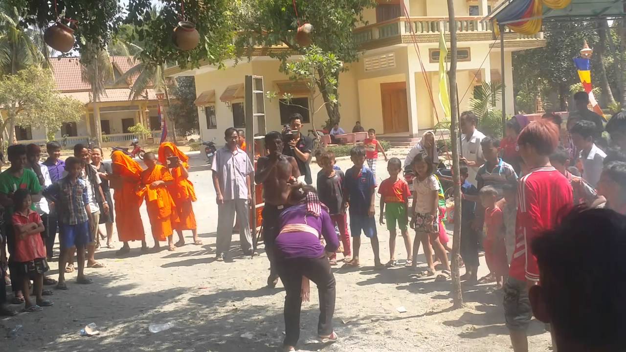 Khmer Traditional Game / Hitting Clay Pot / Cambodia - YouTube