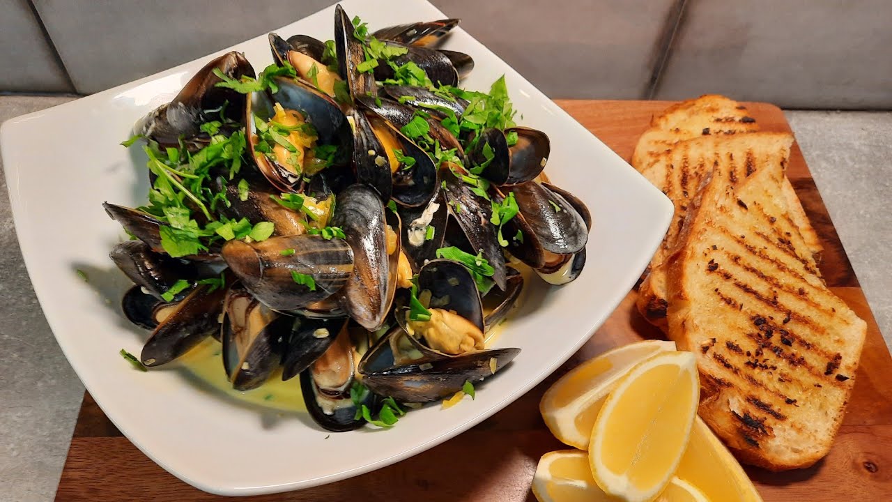 MUSSELS IN SAFFRON AND GARLIC CREAM SAUCE - YouTube