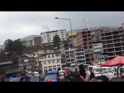 PKK'LI LEŞLERİ TAŞIYAN ASKERLER