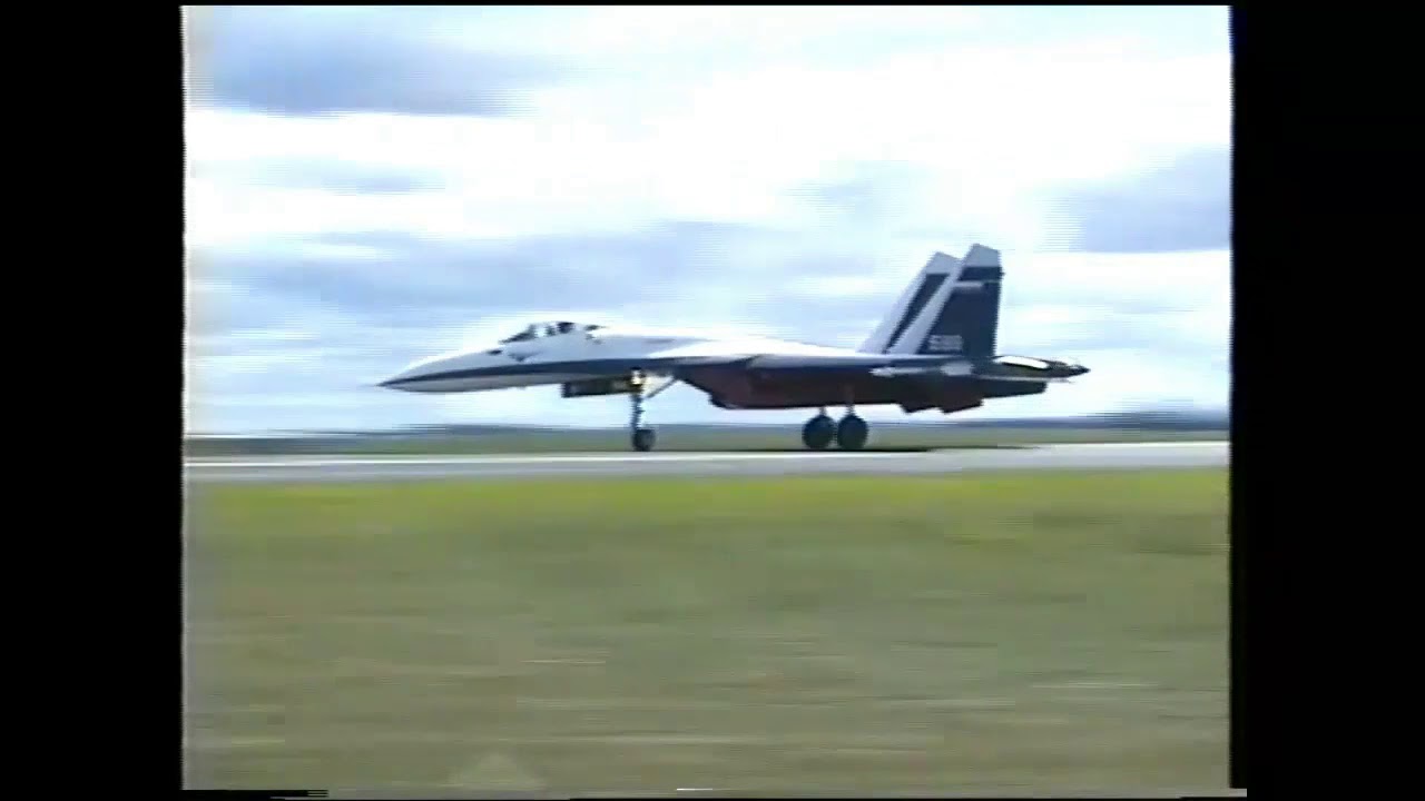 Sukhoi Su-27 takeoff at Avalon Airshow 1995 - YouTube
