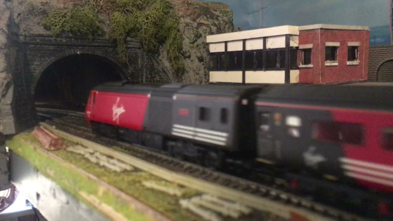 Model Railway: Virgin Trains HST 43063 leaves 43093 comes out of ...