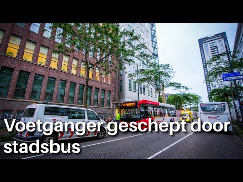 Voetganger geschept door stadsbus in centrum van Eindhoven - YouTube