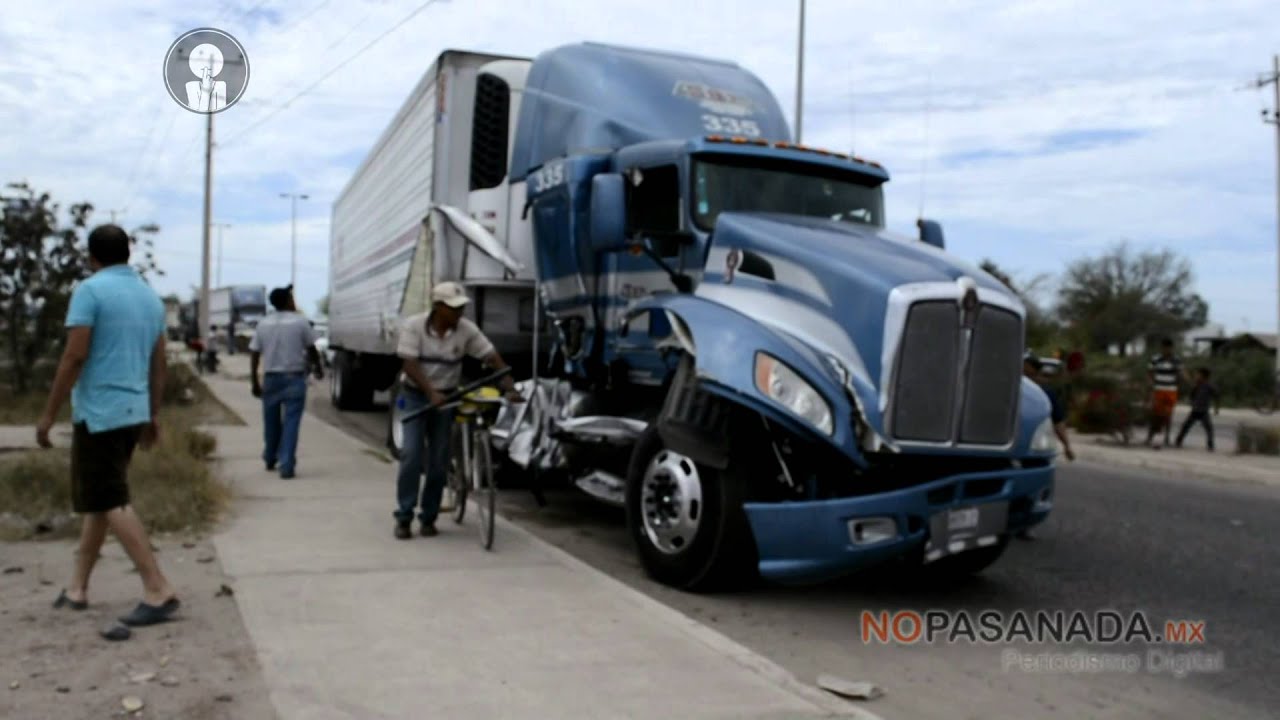 Tren choca con tráiler - YouTube