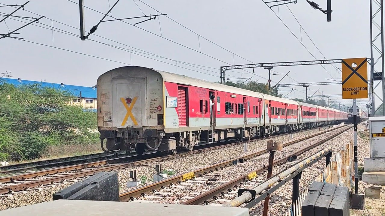 Double Line Crossing | 14815 SGNR RKSH Express Crossing With 11057 CSMT ...