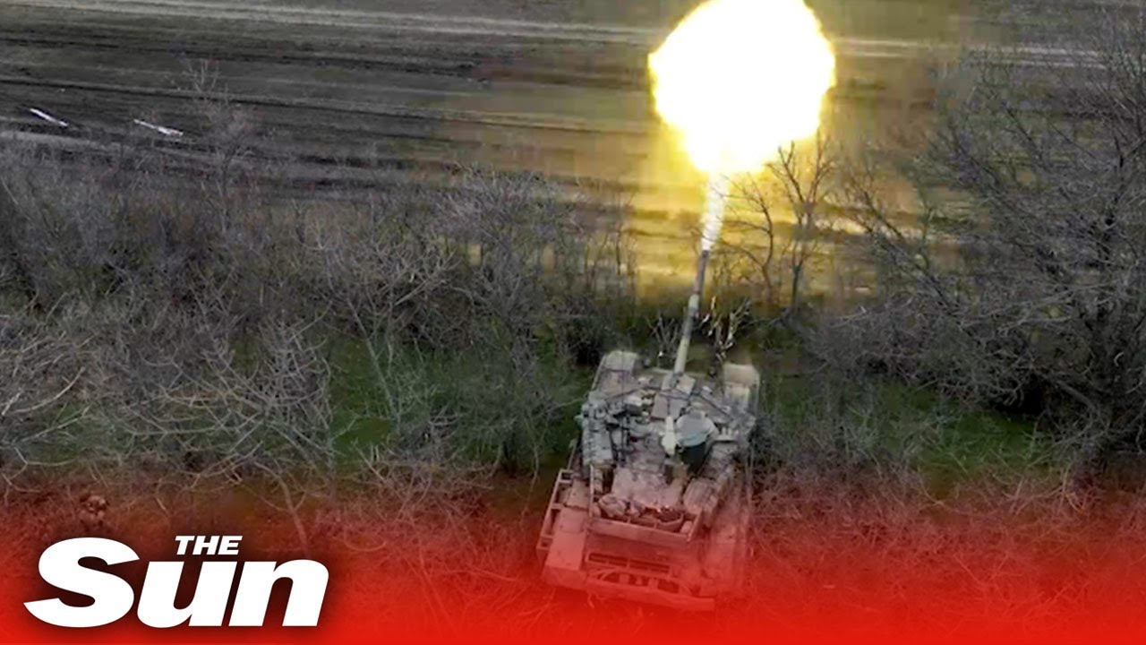 Russian T-90M tanks blast Ukrainian positions on the battlefield - YouTube