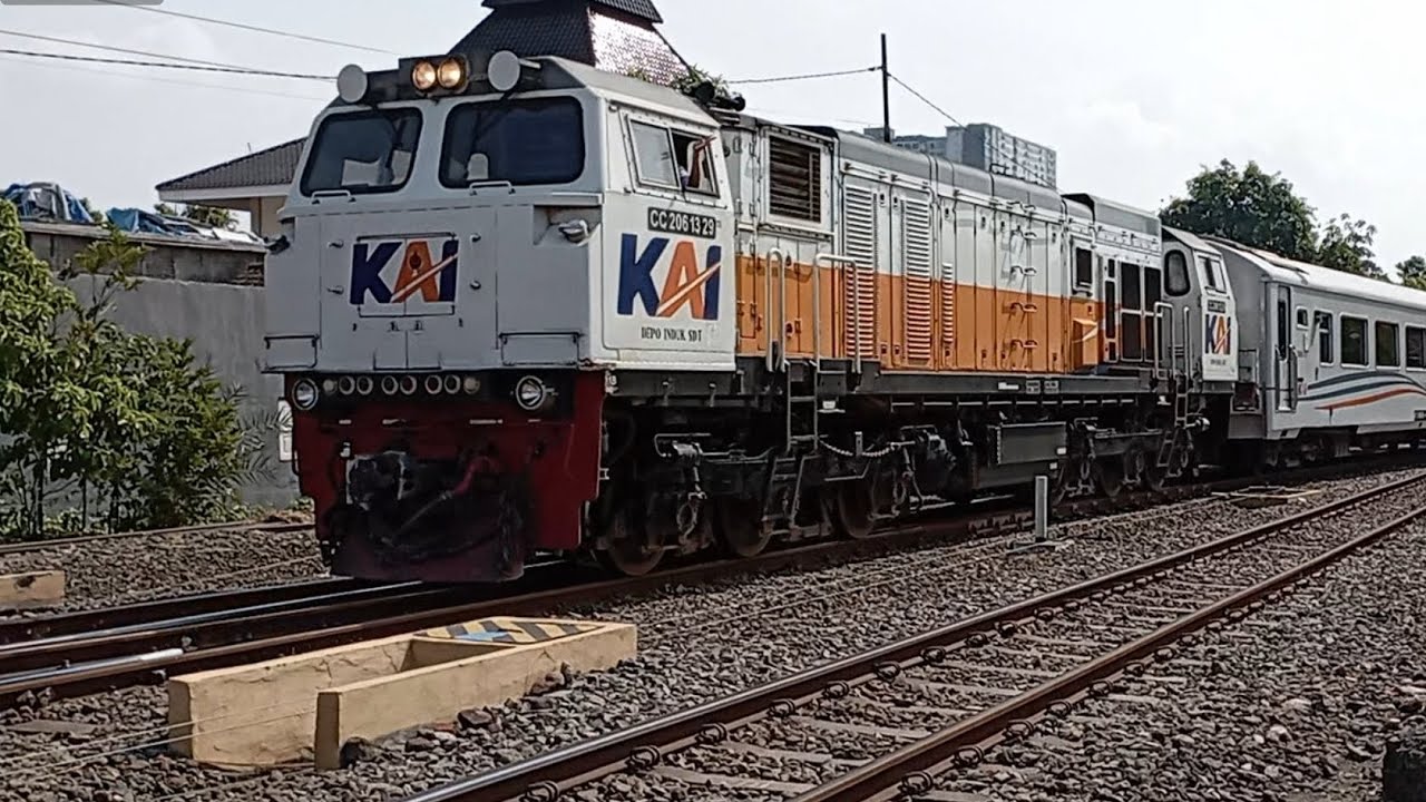 KA Arjuno Ekspres Persiapan Masuk Jalur 2 Stasiun Sidoarjo - YouTube