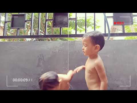 Mandi bareng Bocil