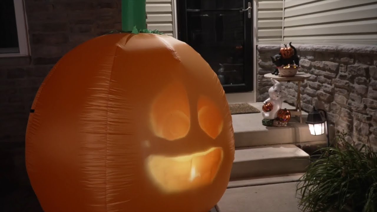 832739 5ft Inflatable Jabbering Jack - YouTube