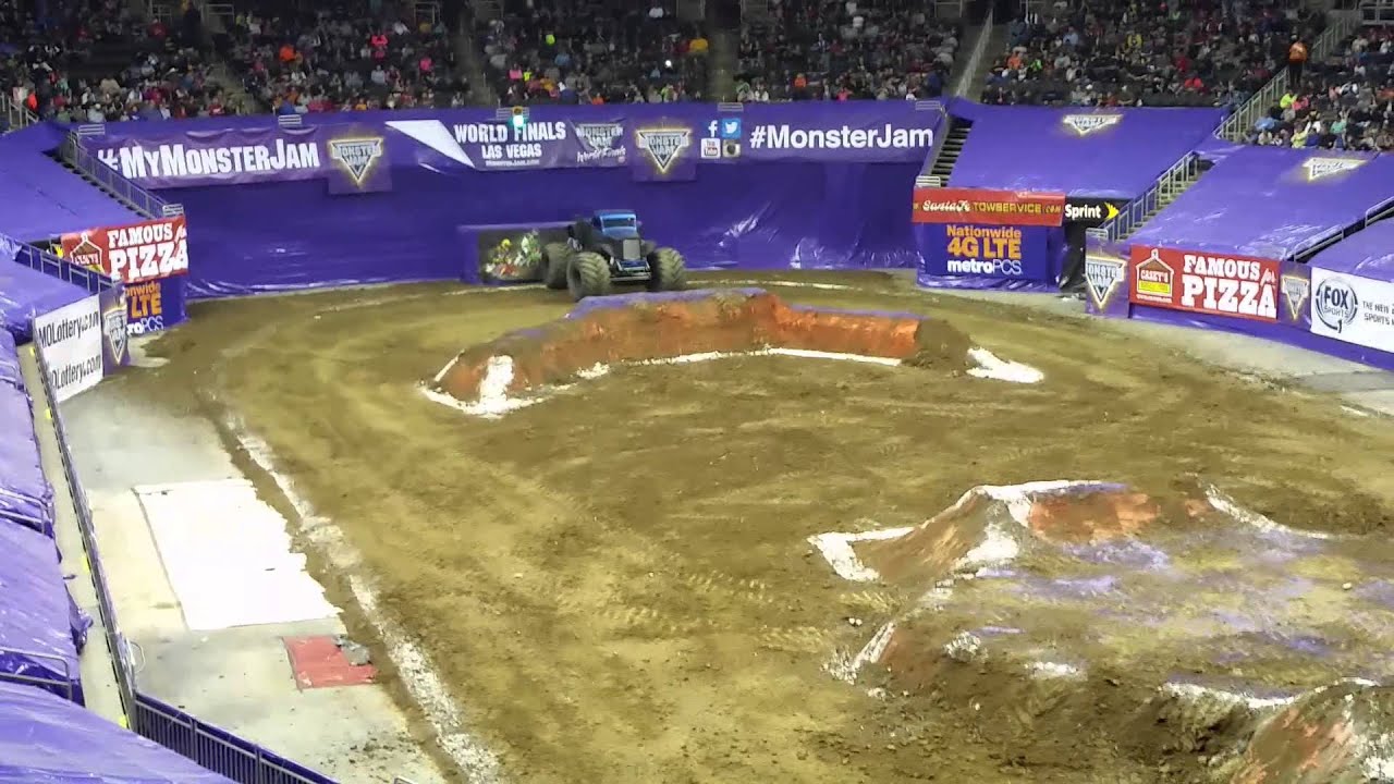 Monster Jam Kansas City 2014 (Midnight Rider) - YouTube