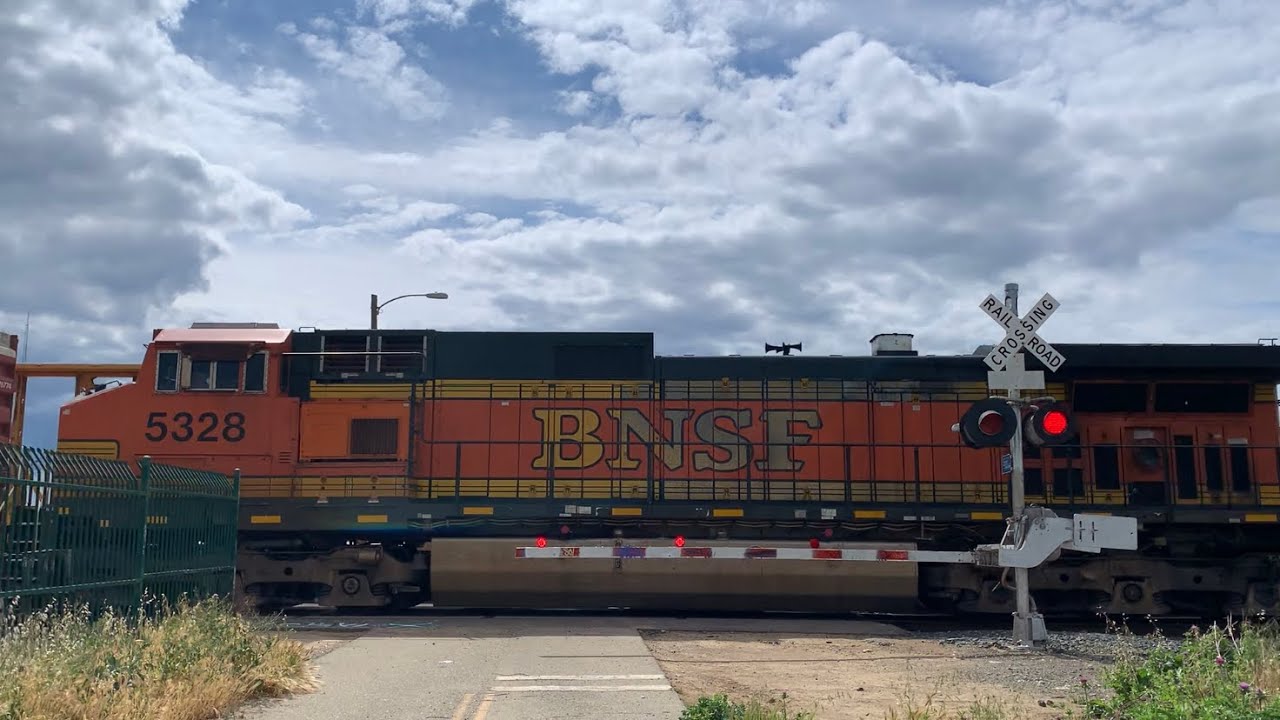 UP 2528 Manifest & BNSF 7897 Sac Local North - Calaveras Bike Trail Railroad Crossing, Stockton ...